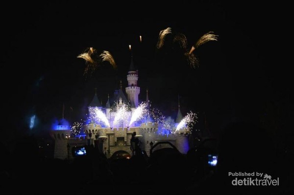 Pesta Kembang Api di Disneyland Hong Kong, Meriah!