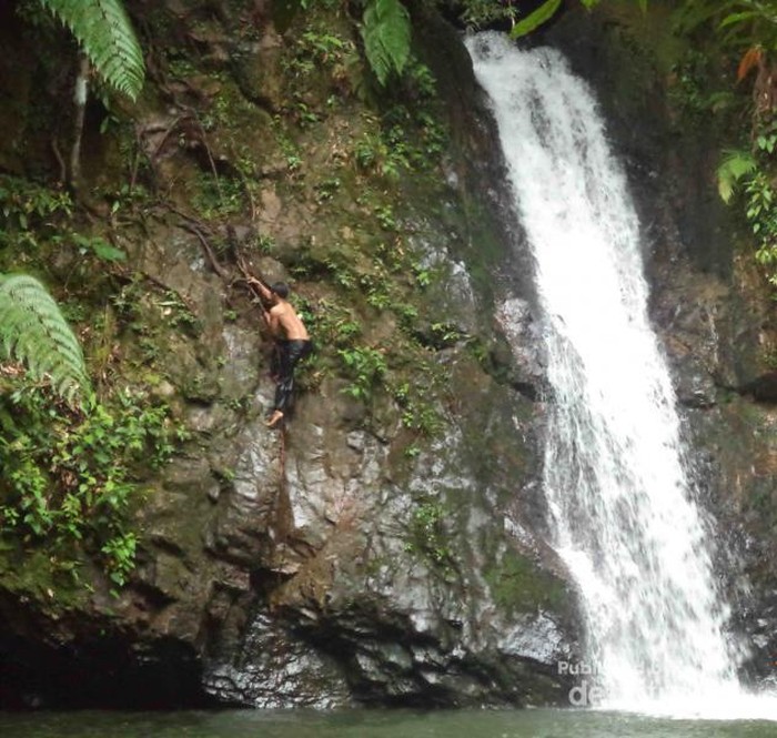 Petualangan ke Air Terjun Batu Dinding di Riau