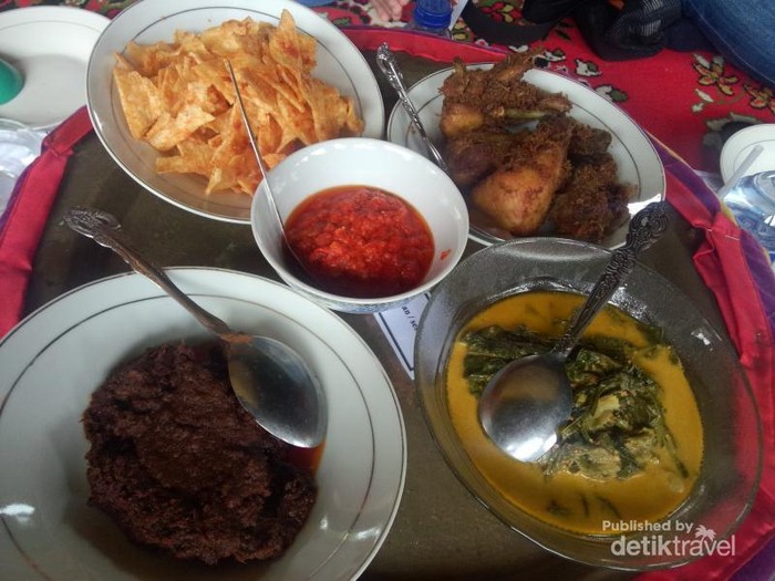 Prosesi Pemudik Minang, Makan Bajamba!