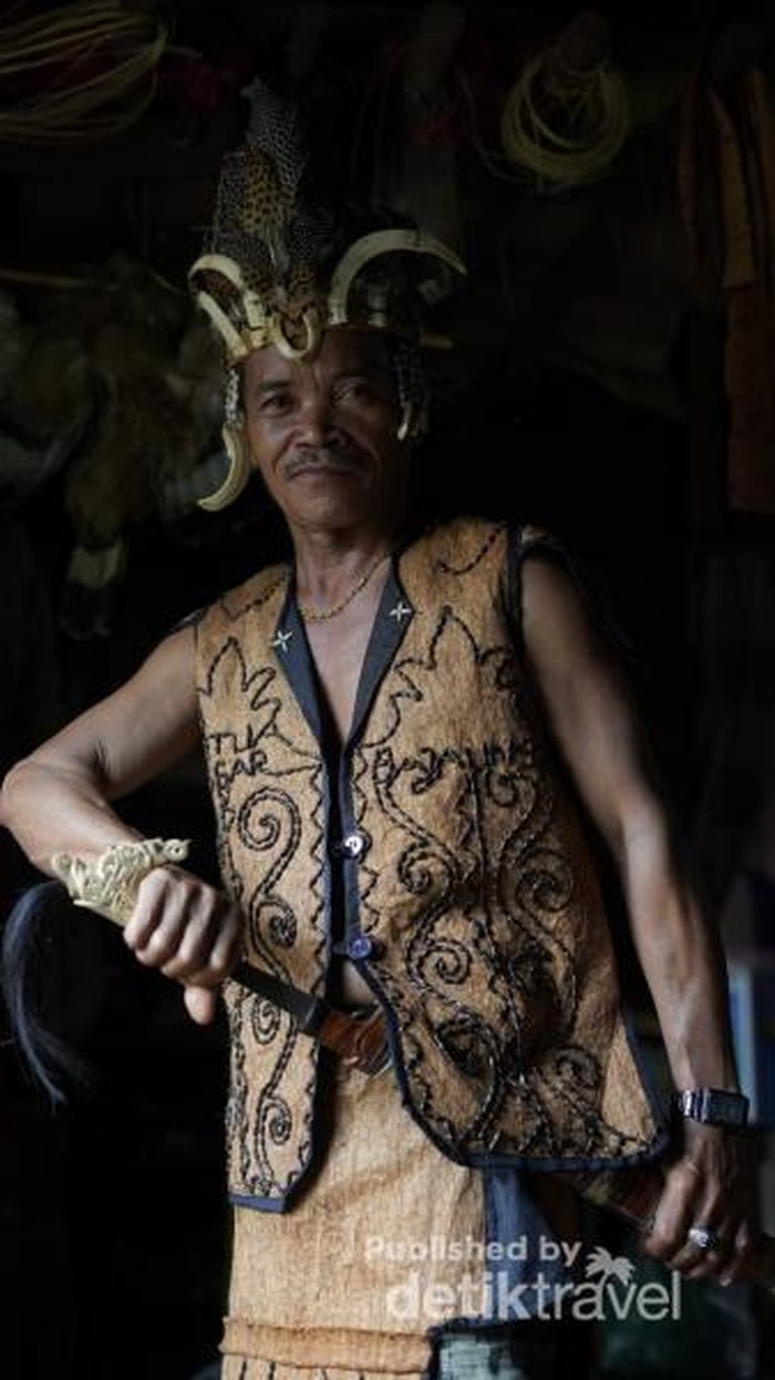 Ritual dari Dayak Ini Diakhiri dengan Mandi Bara Api