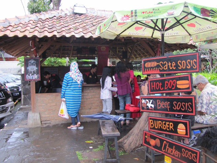 Rumah Sosis, Makan Enak dan Main Puas