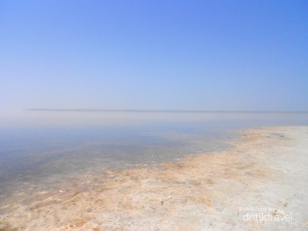 Sensasi Berendam di Danau Garam Ketiga Terbesar di Dunia