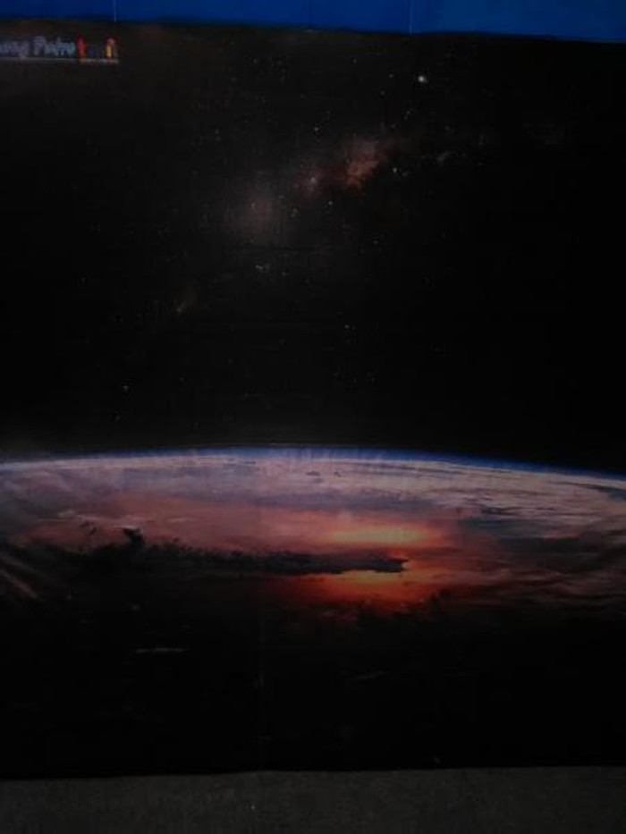 Sensasi Jelajah Luar Angkasa & Berfoto Dengan 'Alien' Sensasi Jelajah Luar Angkasa & Berfoto Dengan 'Alien'