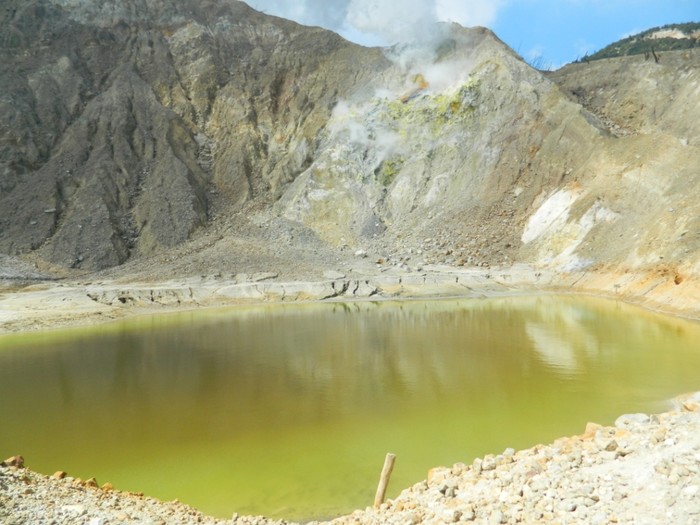 Sensasi Panas Dingin di Gunung Papandayan