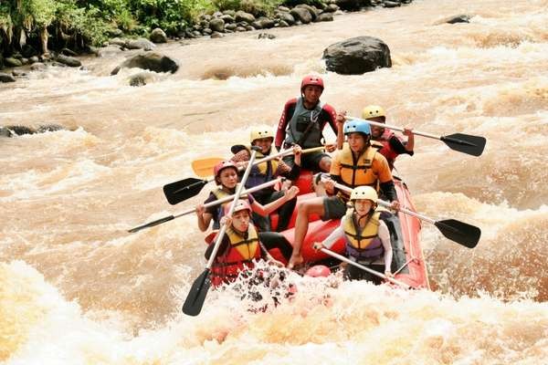 Serunya Basah-basahan Saat Arungi Jeram Sungai Serayu
