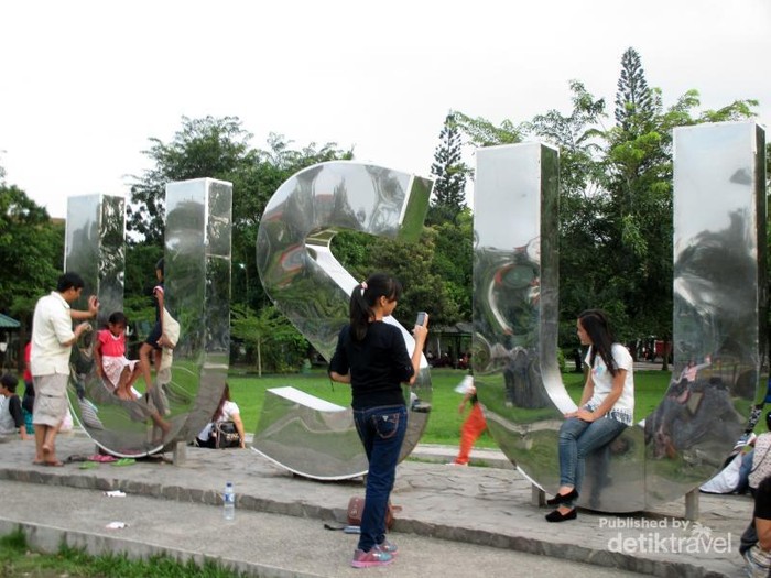 Serunya Main & Kasih Makan Rusa di Taman Kampus USU