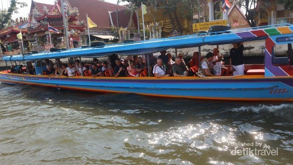 Serunya Memberi Makan Ikan Patin di Sungai Thailand