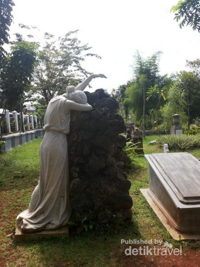 Soe Hok Gie & Patung Wanita Menangis di Museum Taman Prasasti