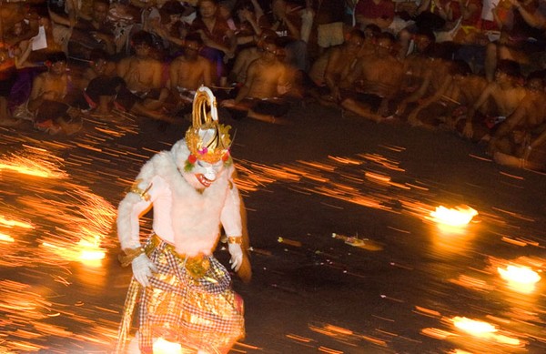 Tari Kecak dan Sunset yang Khas Bali di Uluwatu