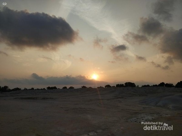 Telaga Biru dan Sunrise di Gurun Pasir Pulau Bintan