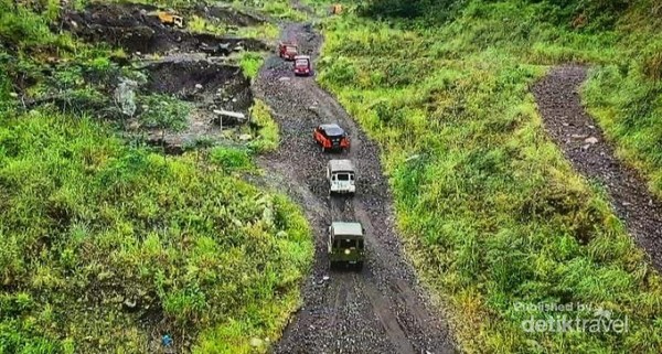 Terabas Trek Offroad Gunung Merapi Pakai Mobil Lawas
