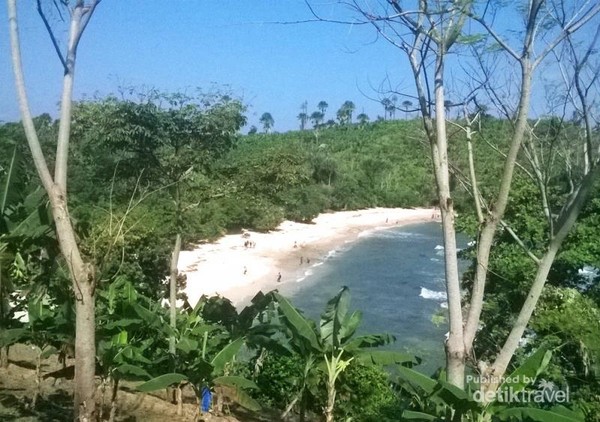 Terpukau Pasir Putih di Pantai Coro, Tulungagung