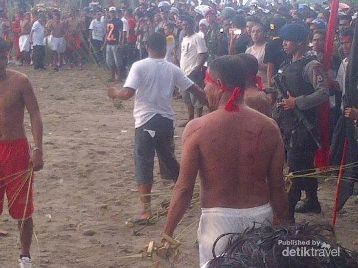 Tradisi Pukul Sapu yang Unik dari Maluku