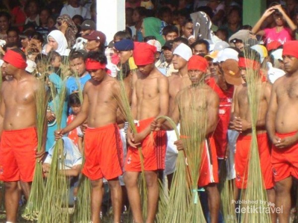Tradisi Pukul Sapu yang Unik dari Maluku