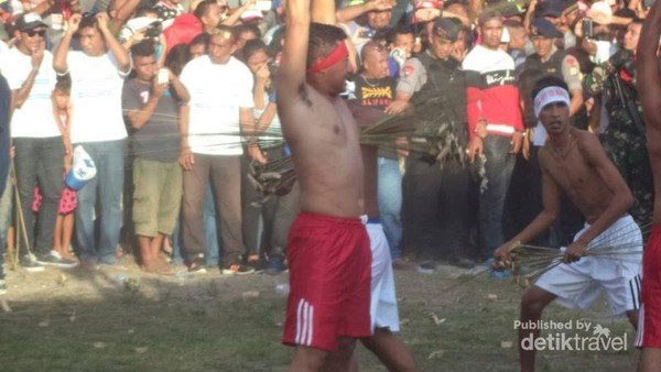 Tradisi Pukul Sapu yang Unik dari Maluku