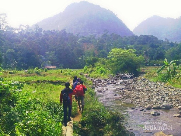 Treking Ceria ke Curug Cilalay di Perbatasan Bogor