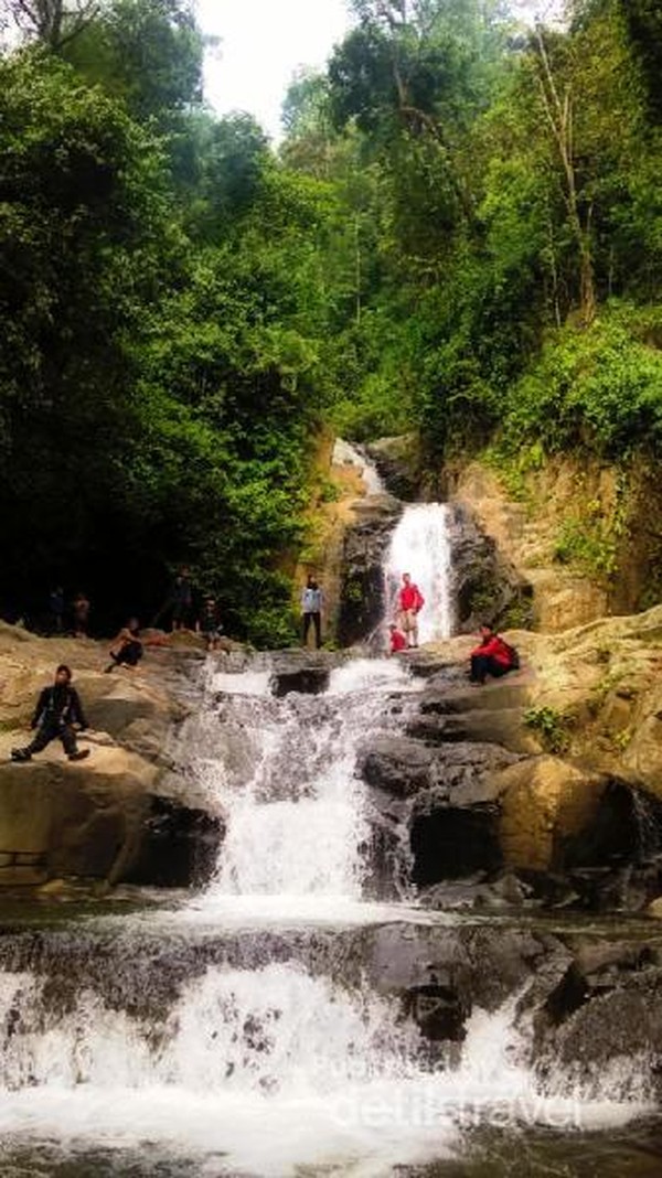 Treking Ceria ke Curug Cilalay di Perbatasan Bogor