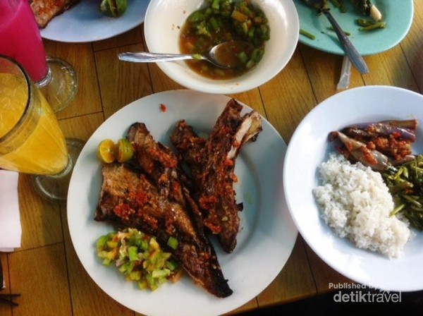Wisata Kuliner Rahang Tuna Bakar Rica Manado yang Bikin Goyang Lidah