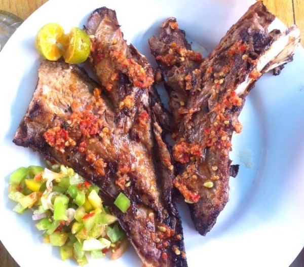 Wisata Kuliner Rahang Tuna Bakar Rica Manado yang Bikin Goyang Lidah