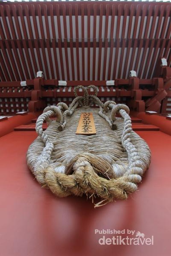 Wow! Ada Sandal Raksasa 400 Kg di Tokyo