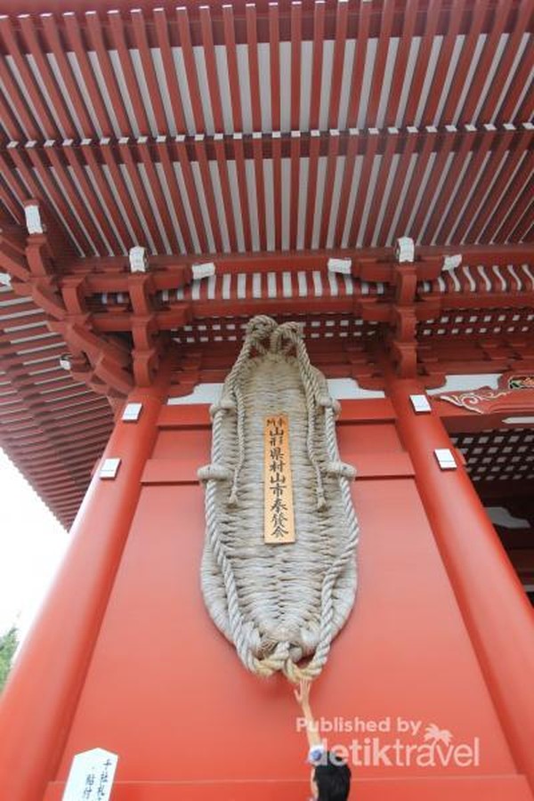 Wow! Ada Sandal Raksasa 400 Kg di Tokyo