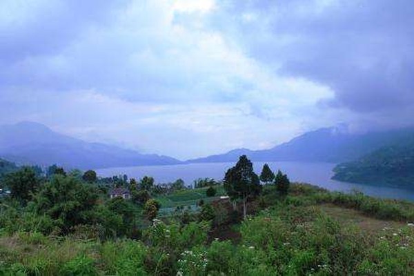 Wow! Serunya Jalan-jalan ke Danau Atas Bawah di Sumbar