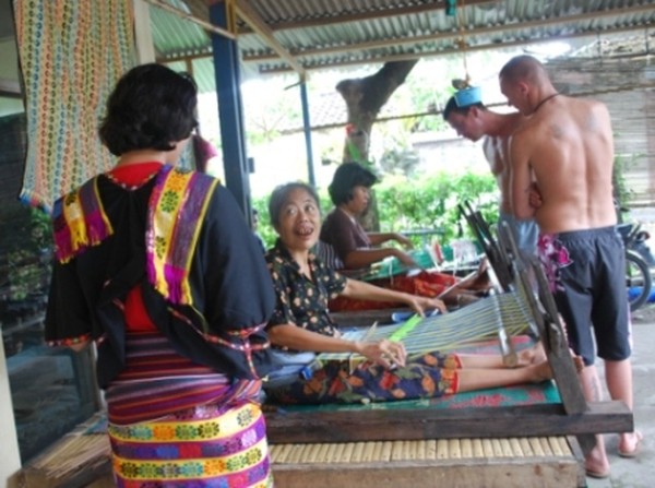Yuk! Belajar Menenun Songket di Desa Sukarara