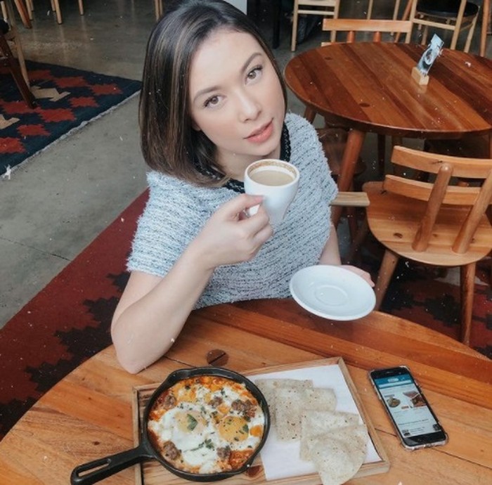 10 Potret Lindsey Leslie Stuart Saat Nongkrong di Kafe