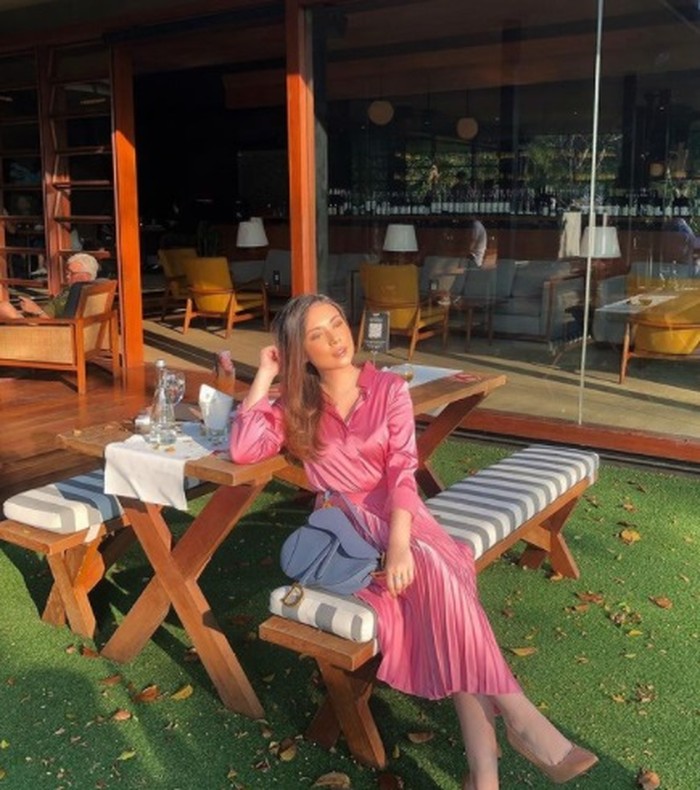 10 Potret Lindsey Leslie Stuart Saat Nongkrong di Kafe