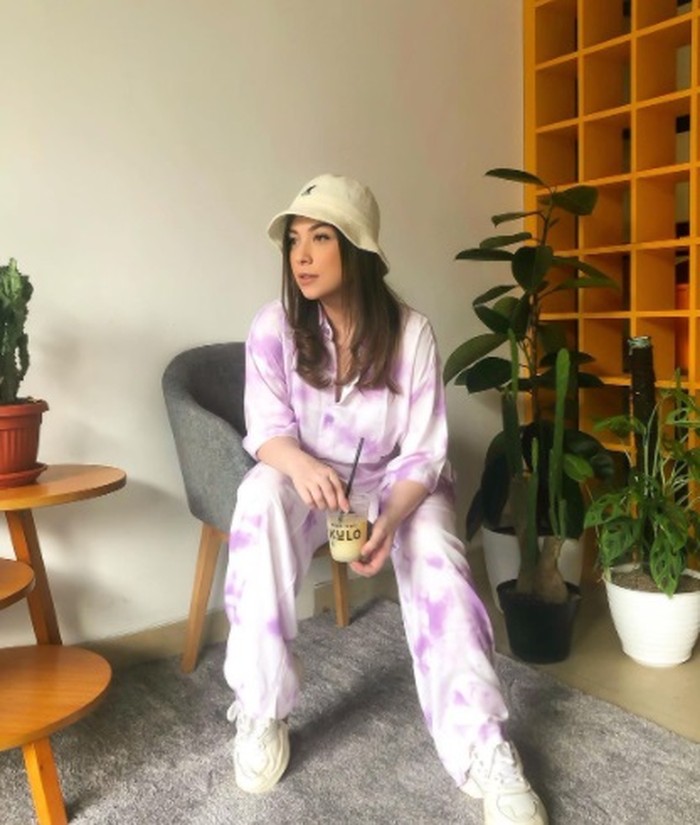 10 Potret Lindsey Leslie Stuart Saat Nongkrong di Kafe