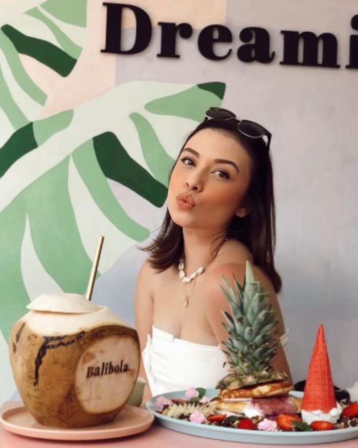 10 Potret Lindsey Leslie Stuart Saat Nongkrong di Kafe