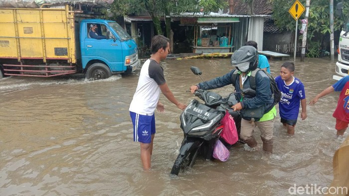 Banjir di Jalan Kudus-Purwodadi Bikin Banyak Motor Mogok