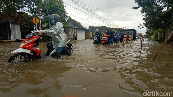 Banjir di Jalan Kudus-Purwodadi Bikin Banyak Motor Mogok