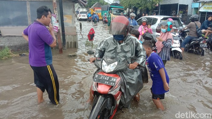 Banjir di Jalan Kudus-Purwodadi Bikin Banyak Motor Mogok