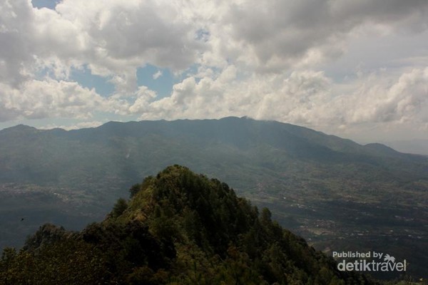 Akhir Pekan Ini, Rasakan Serunya Daki Gunung Rakutak di Bandung