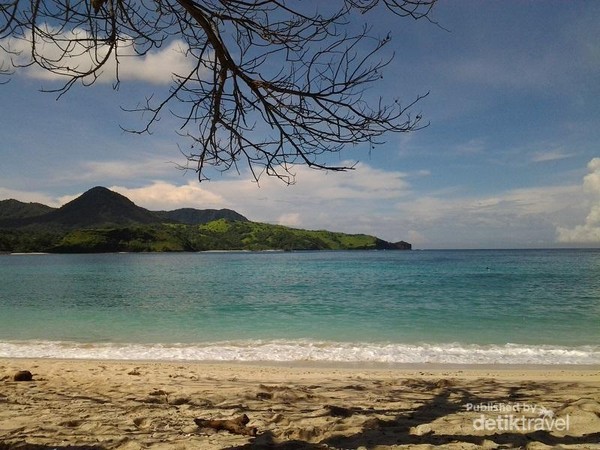 Akhir Pekan yang Tenang di Pantai Maluk, Sumbawa