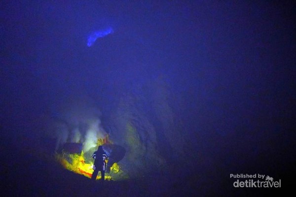 Api Biru yang Ajaib di Kawah Ijen Banyuwangi