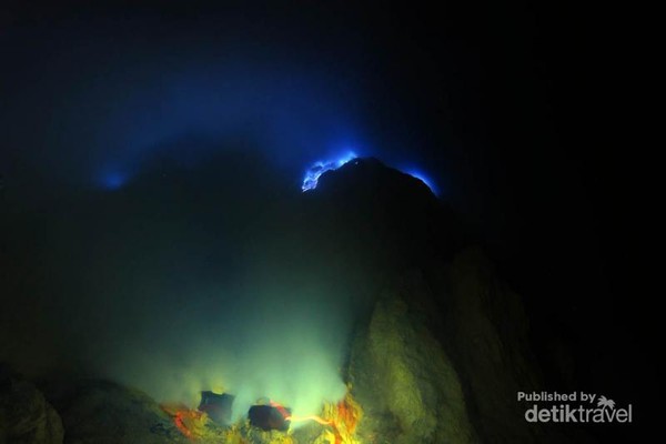 Api Biru yang Ajaib di Kawah Ijen Banyuwangi