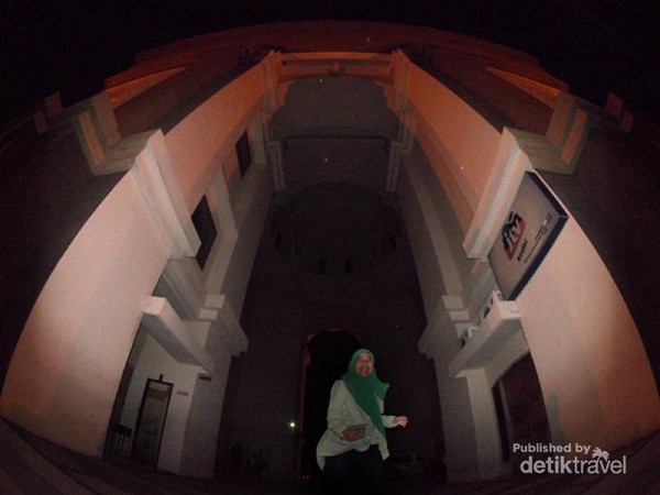 Arc de Triomphe ala Kediri, Mirip dengan di Paris