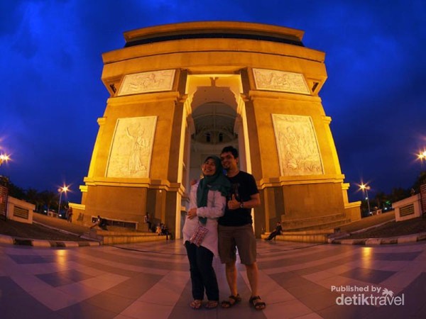 Arc de Triomphe ala Kediri, Mirip dengan di Paris
