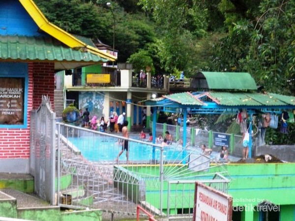 Asyiknya Berendam Air Panas di Guci, Jawa Tengah