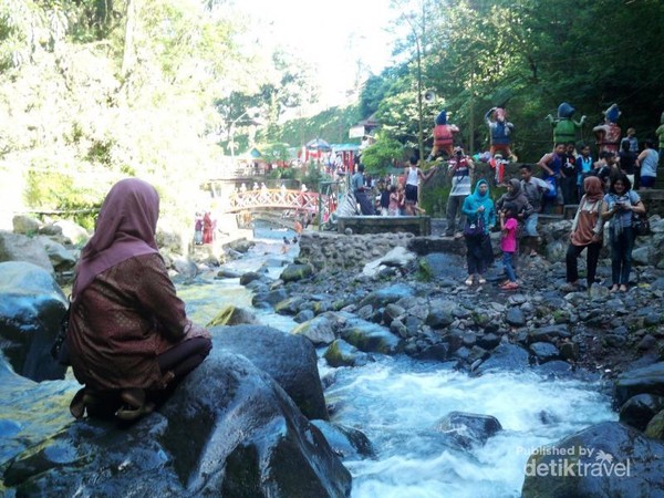 Asyiknya Berendam Air Panas di Guci, Jawa Tengah