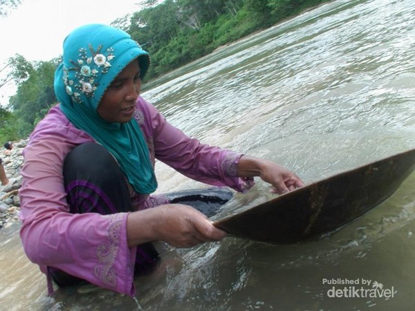 Belajar dari Kegagahan Perempuan Pendulang Emas di Aceh