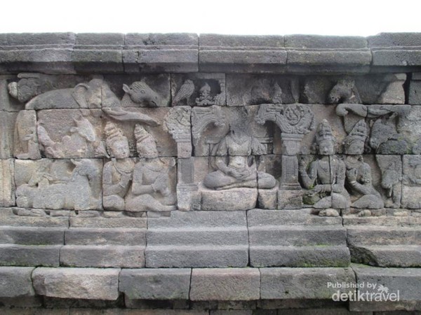 Belajar Kehidupan di Tiap Pahatan Relief Candi Buddha Terbesar Dunia