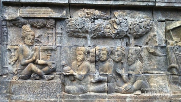 Belajar Kehidupan di Tiap Pahatan Relief Candi Buddha Terbesar Dunia