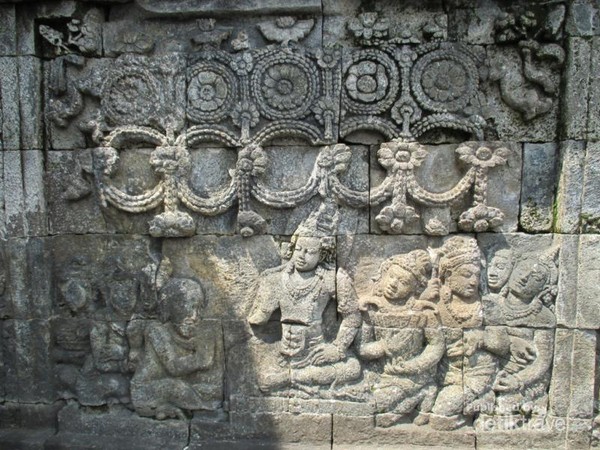 Belajar Kehidupan di Tiap Pahatan Relief Candi Buddha Terbesar Dunia