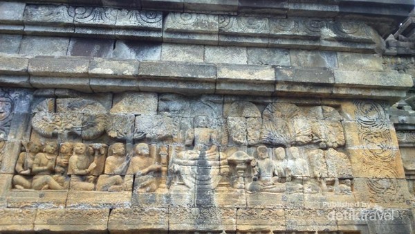 Belajar Kehidupan di Tiap Pahatan Relief Candi Buddha Terbesar Dunia