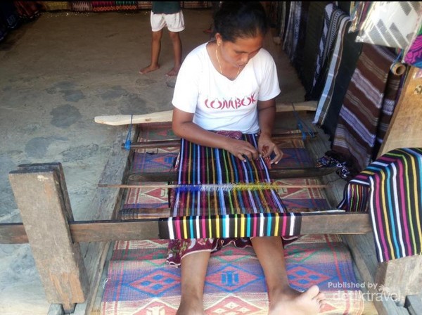 Belajar Menenun Bareng Suku Sasak di Desa Sade, Lombok