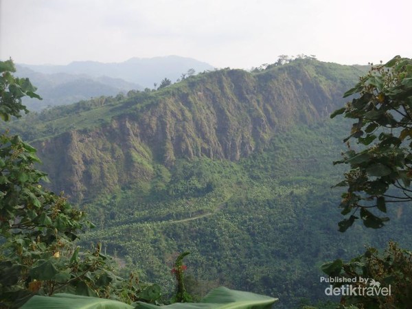 Bukit Karst di Citatah, Keren Banget!