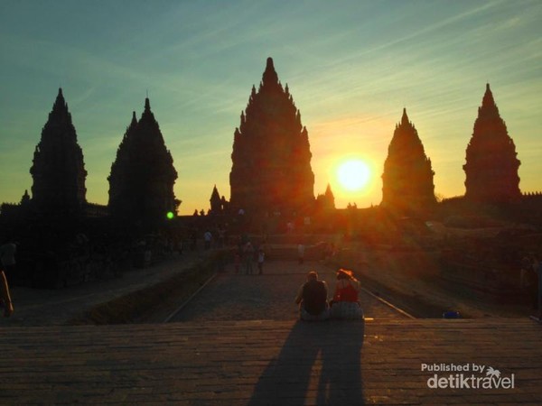 Candi Prambanan Punya Sunset Secantik Ini